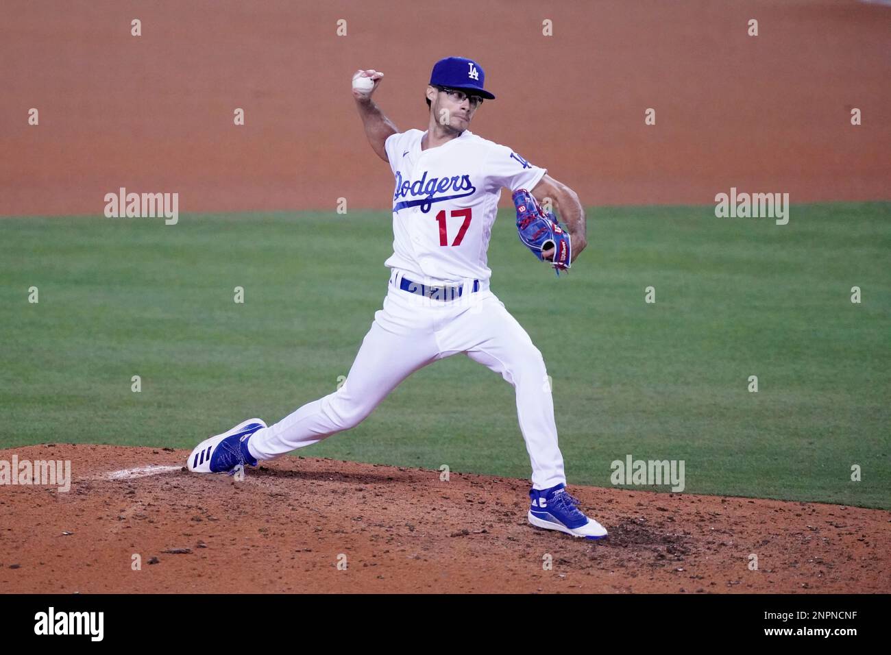 Los Angeles Dodgers relief pitcher Joe Kelly (17) delivers a itch in ...