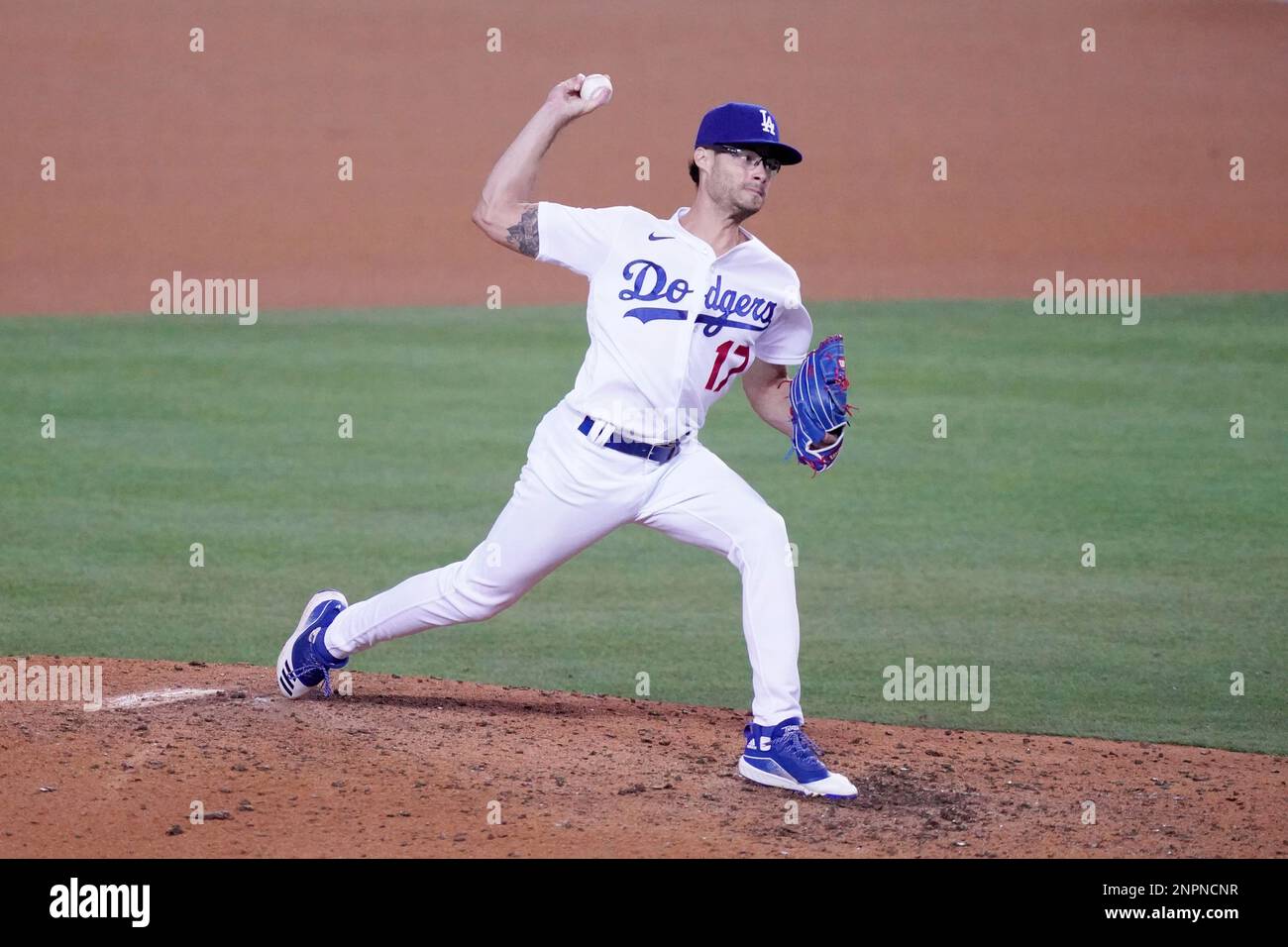 Los Angeles Dodgers relief pitcher Joe Kelly (17) delivers a itch in ...