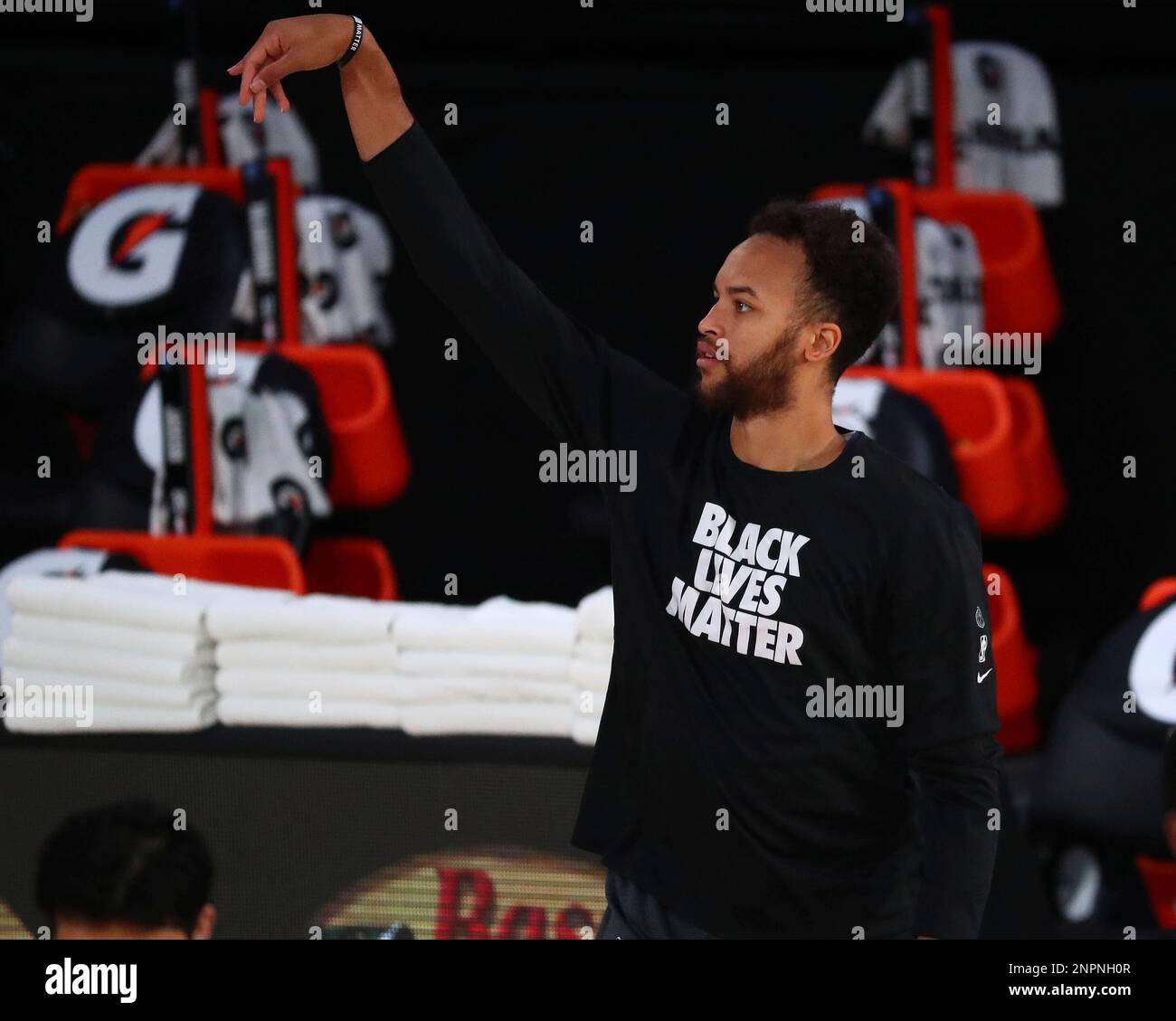 Memphis Grizzlies forward Kyle Anderson warms up before playing against ...