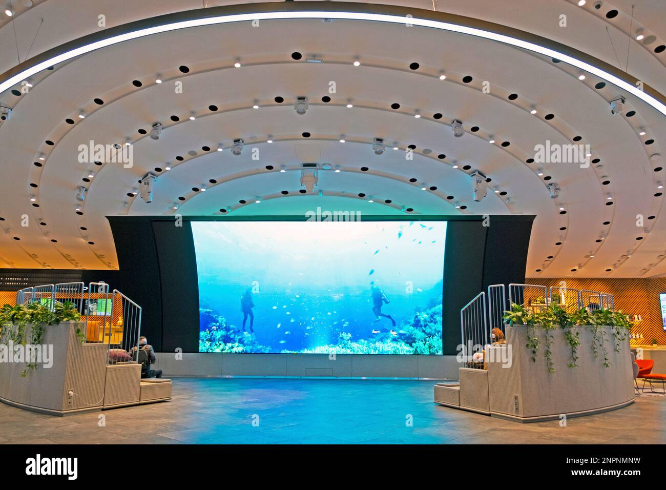 Samsung store interior hi-res stock photography and images - Alamy
