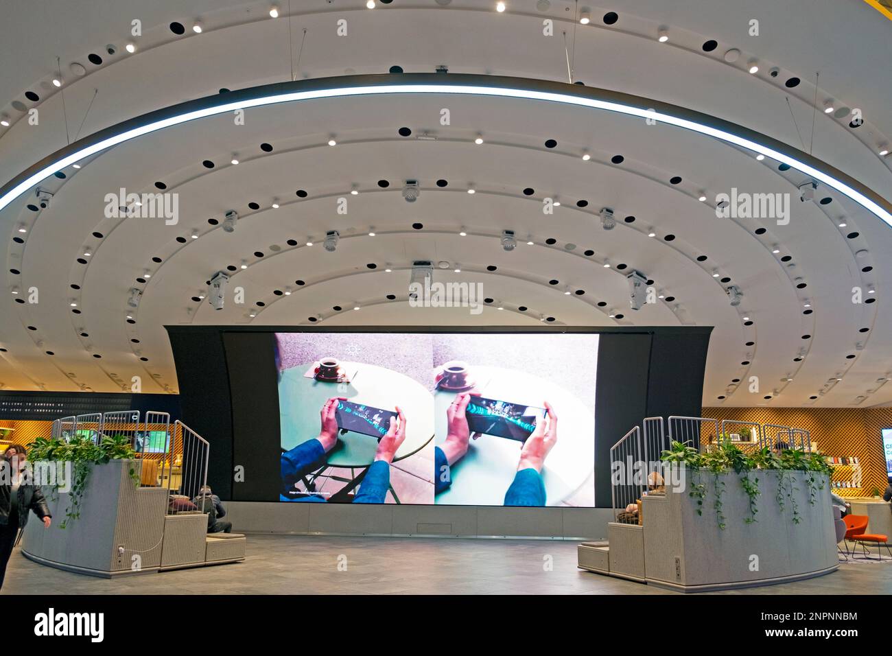 Samsung store interior hi-res stock photography and images - Alamy