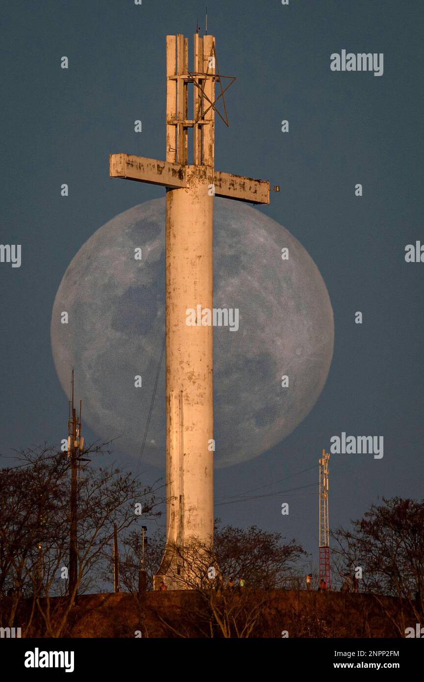 SP - Sao Paulo - 08/03/2020 - SAO PAULO, LUA. Lua is seen rising behind ...