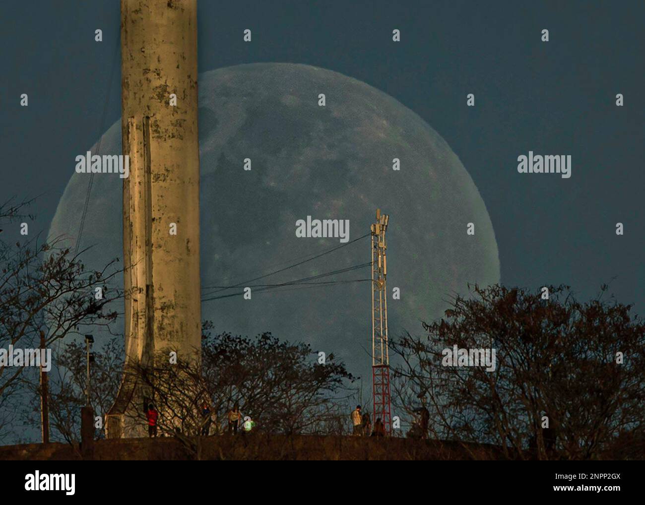 SP - Sao Paulo - 08/03/2020 - SAO PAULO, LUA. Lua is seen rising behind ...