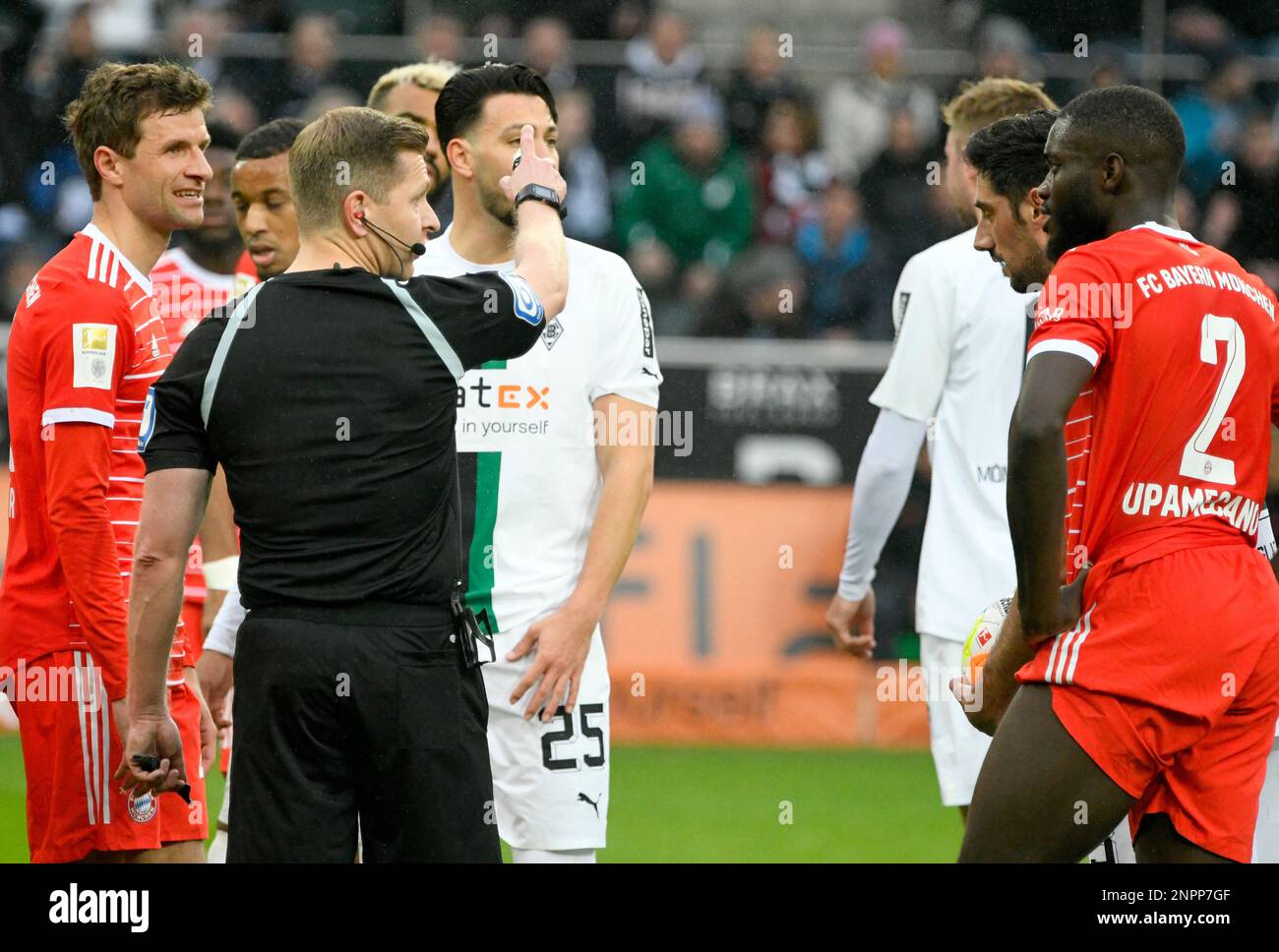 Upamecano bayern red card hi-res stock photography and images - Alamy