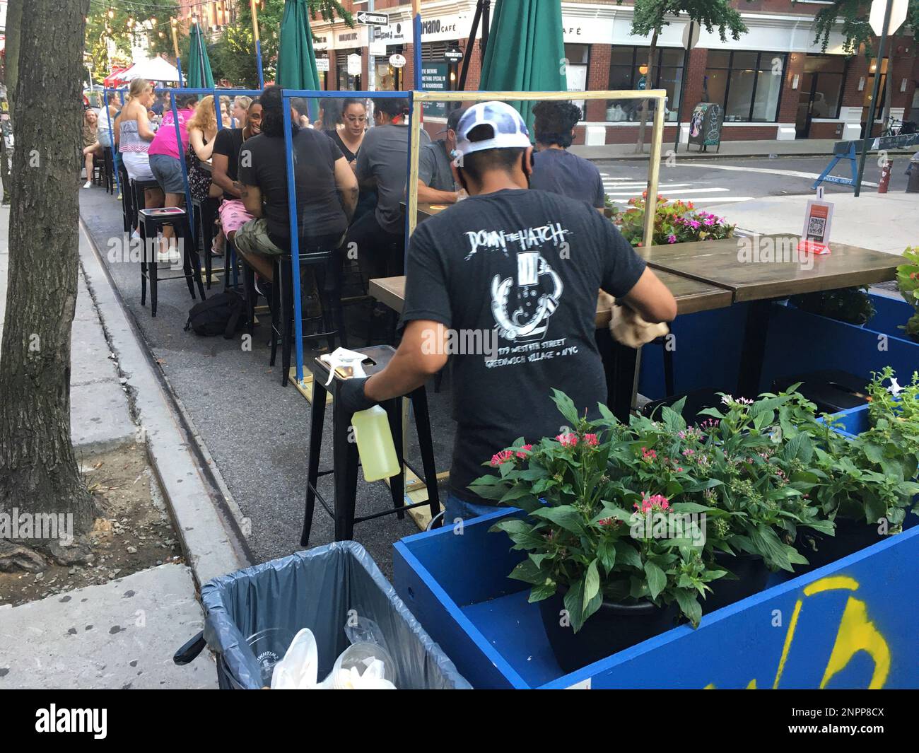 Photo by: STRF/STAR MAX/IPx 2020 8/1/20 Patrons dine out between ...
