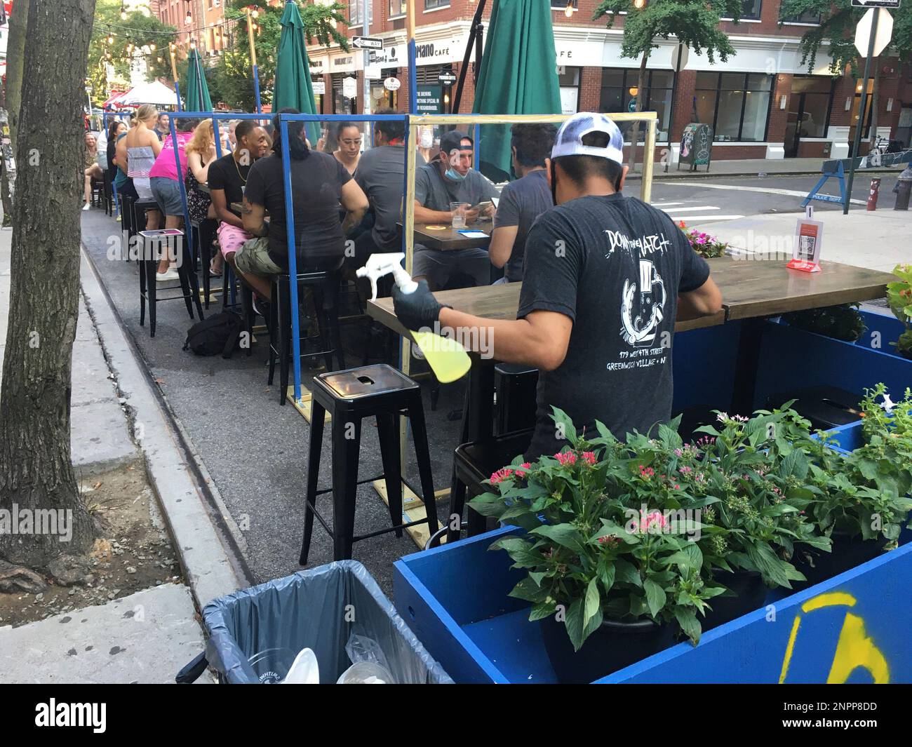 Photo by: STRF/STAR MAX/IPx 2020 8/1/20 Patrons dine out between ...