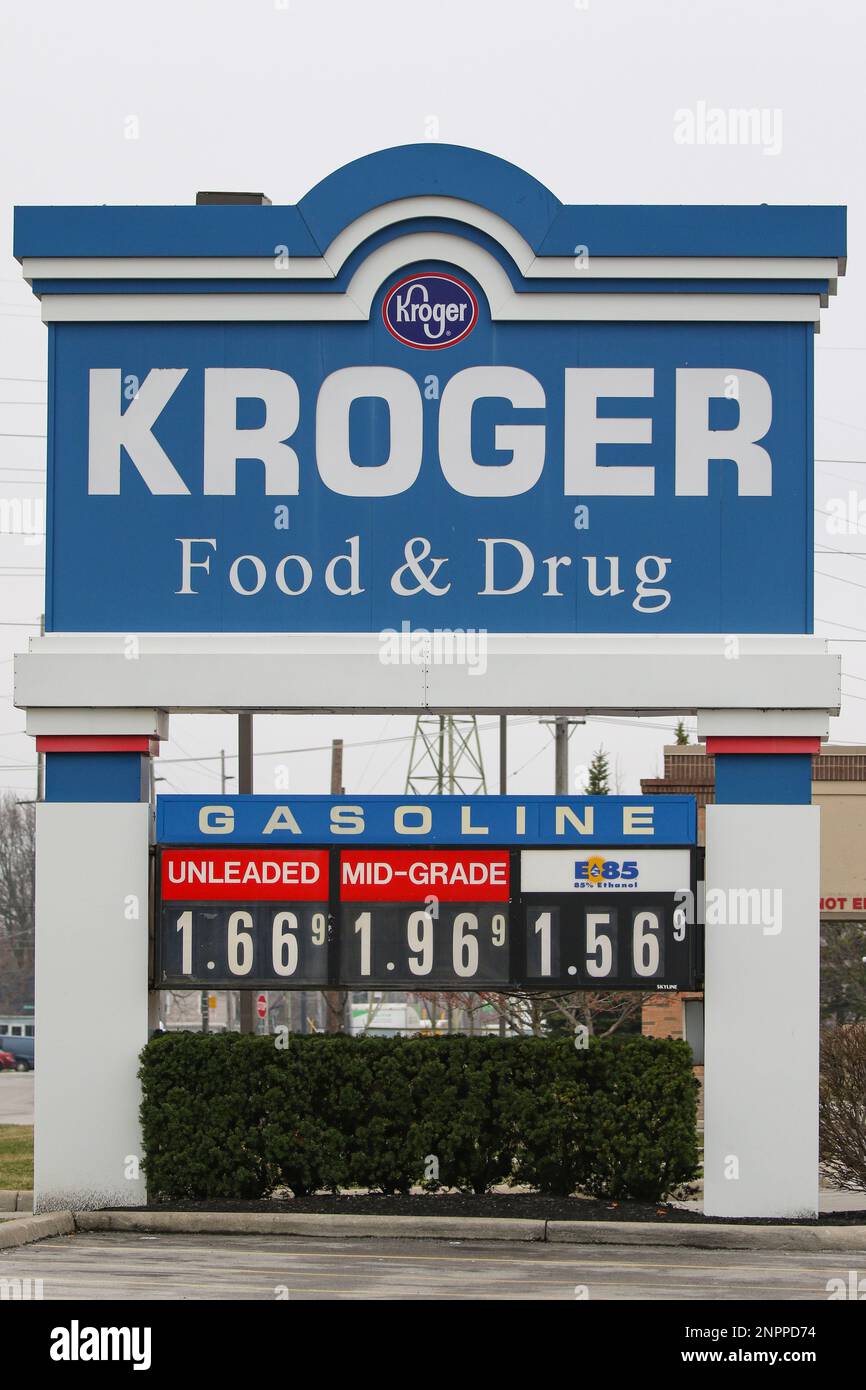 TOLEDO, OH - MARCH 27: Gas price of $1.66 per gallon at a Kroger gas ...