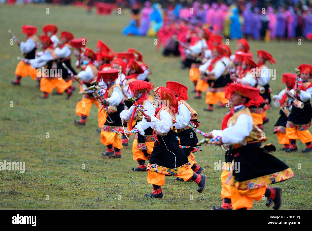 Over 40 thousand Zang people are performing traditional Guozhuang dance ...