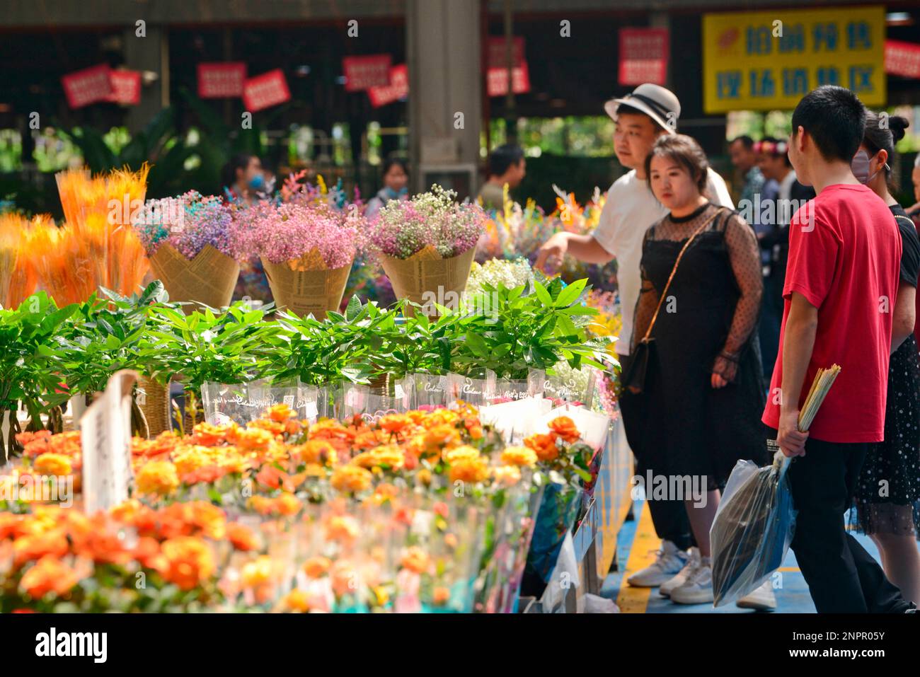 People trade in the Dounan Flower Market, Asia's largest fresh-cut ...