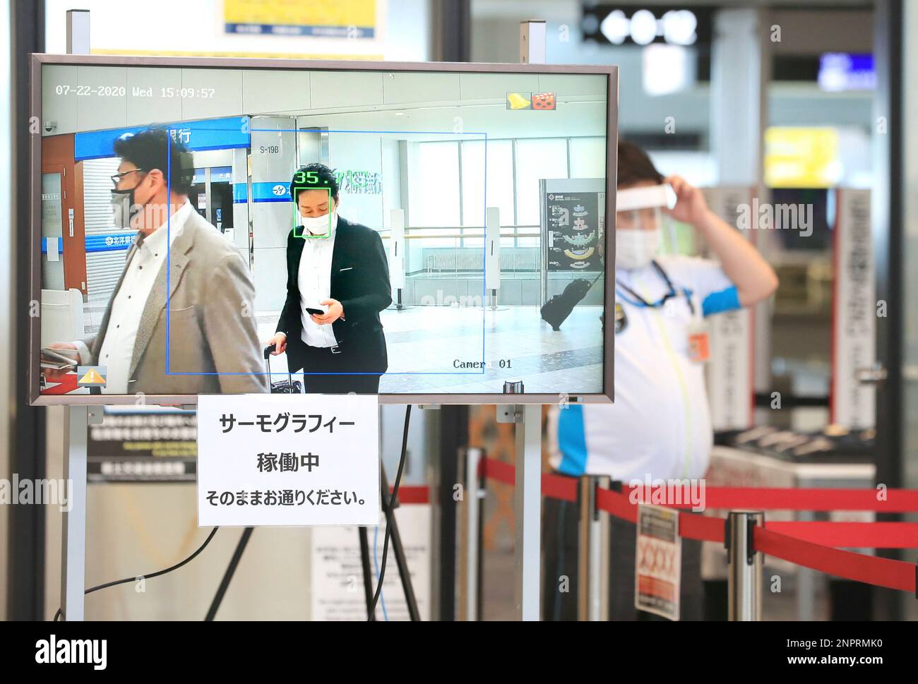 A monitor of thermography is set in front of JAL's security inspection ...