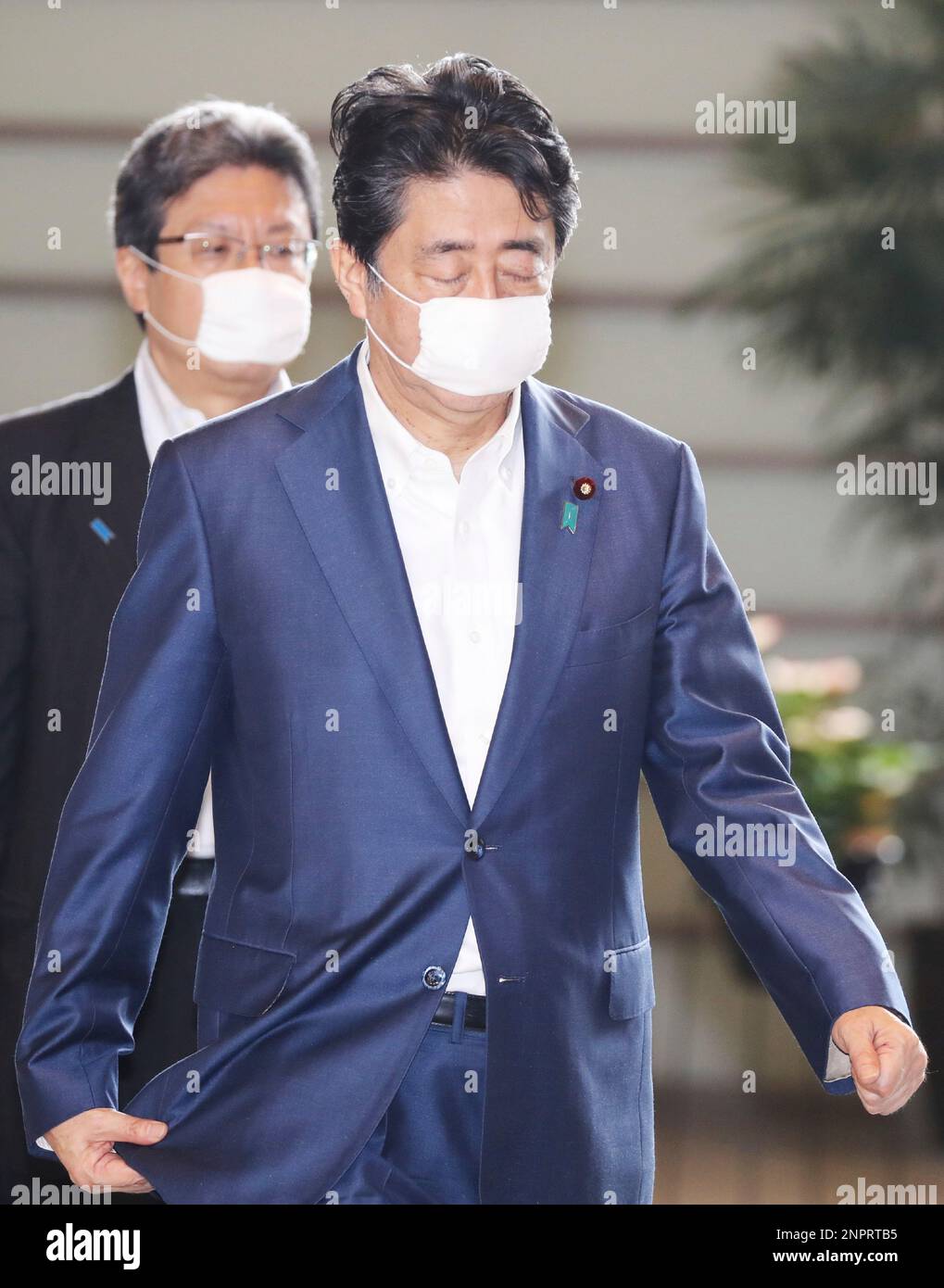 Japan's Prime Minister Shinzo Abe wearing a face mask (abenomask ...