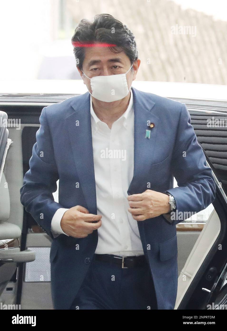Japan's Prime Minister Shinzo Abe wearing a face mask (abenomask ...