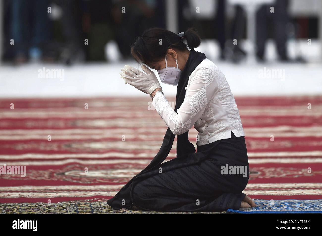 Myanmar leader Aung San Suu Kyi prays at the tomb of her late father ...