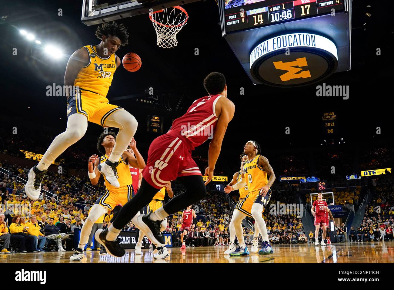 Michigan forward Tarris Reed Jr. (32) blocks a Wisconsin guard Jordan ...
