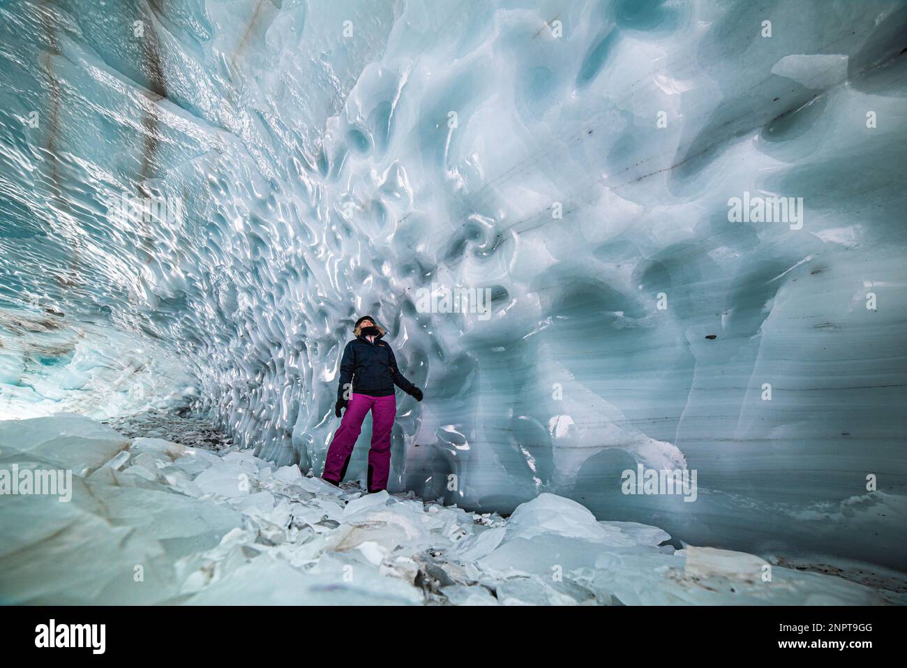 Woman standing inside hi-res stock photography and images - Alamy