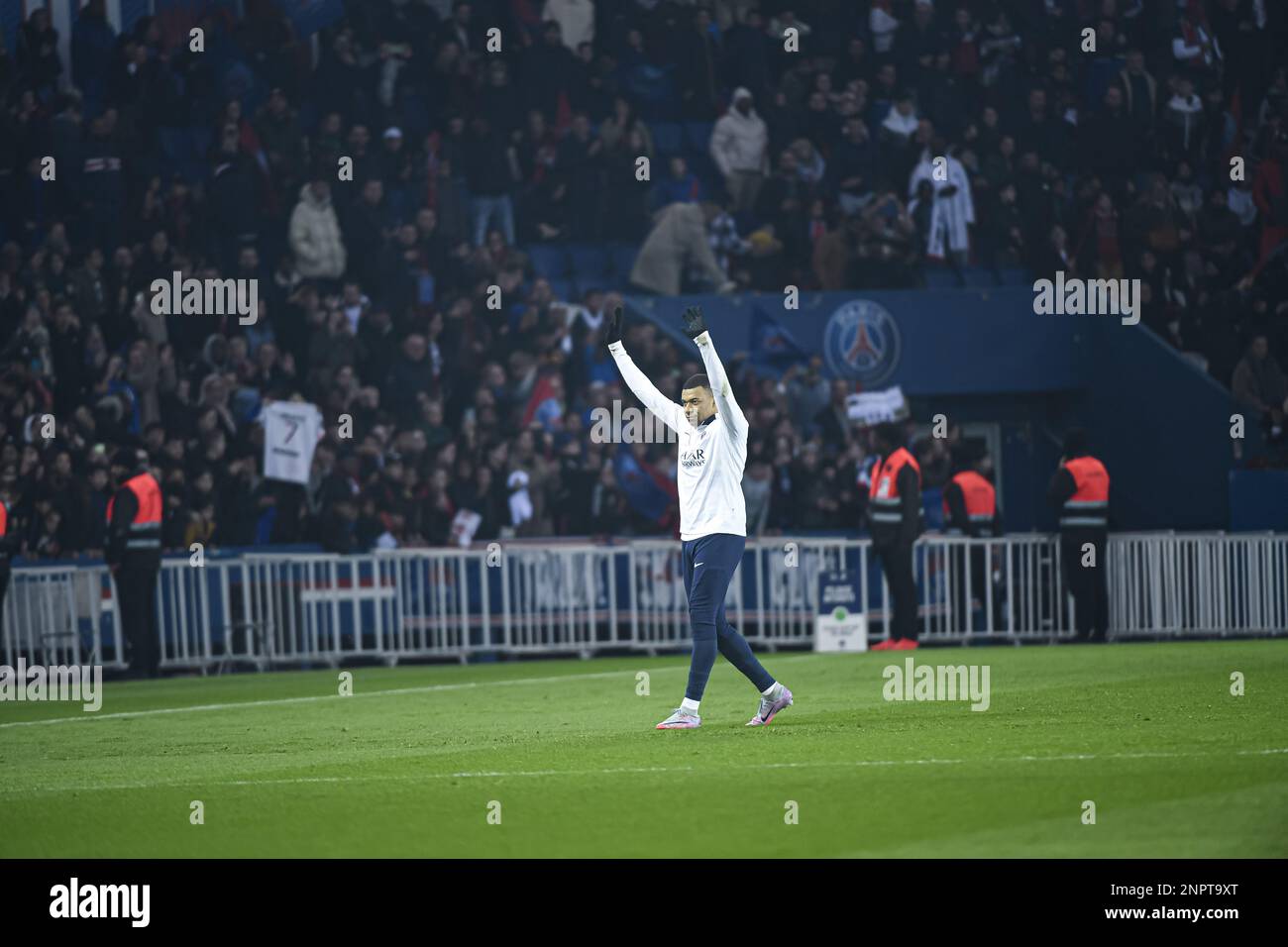 Psg stadium crowd hi-res stock photography and images - Alamy