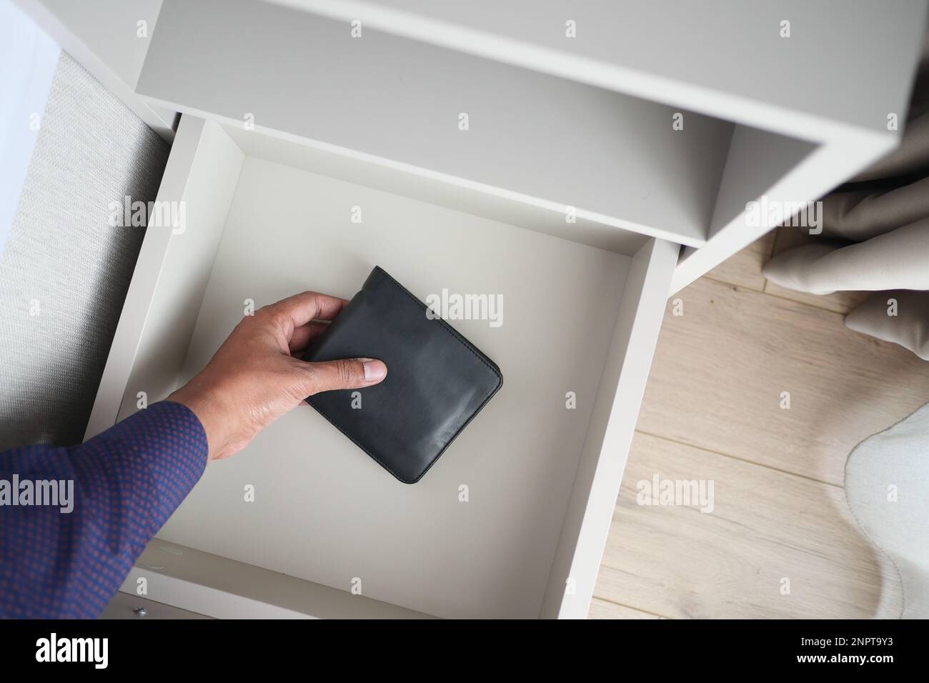 men stealing wallet from a drawer Stock Photo - Alamy