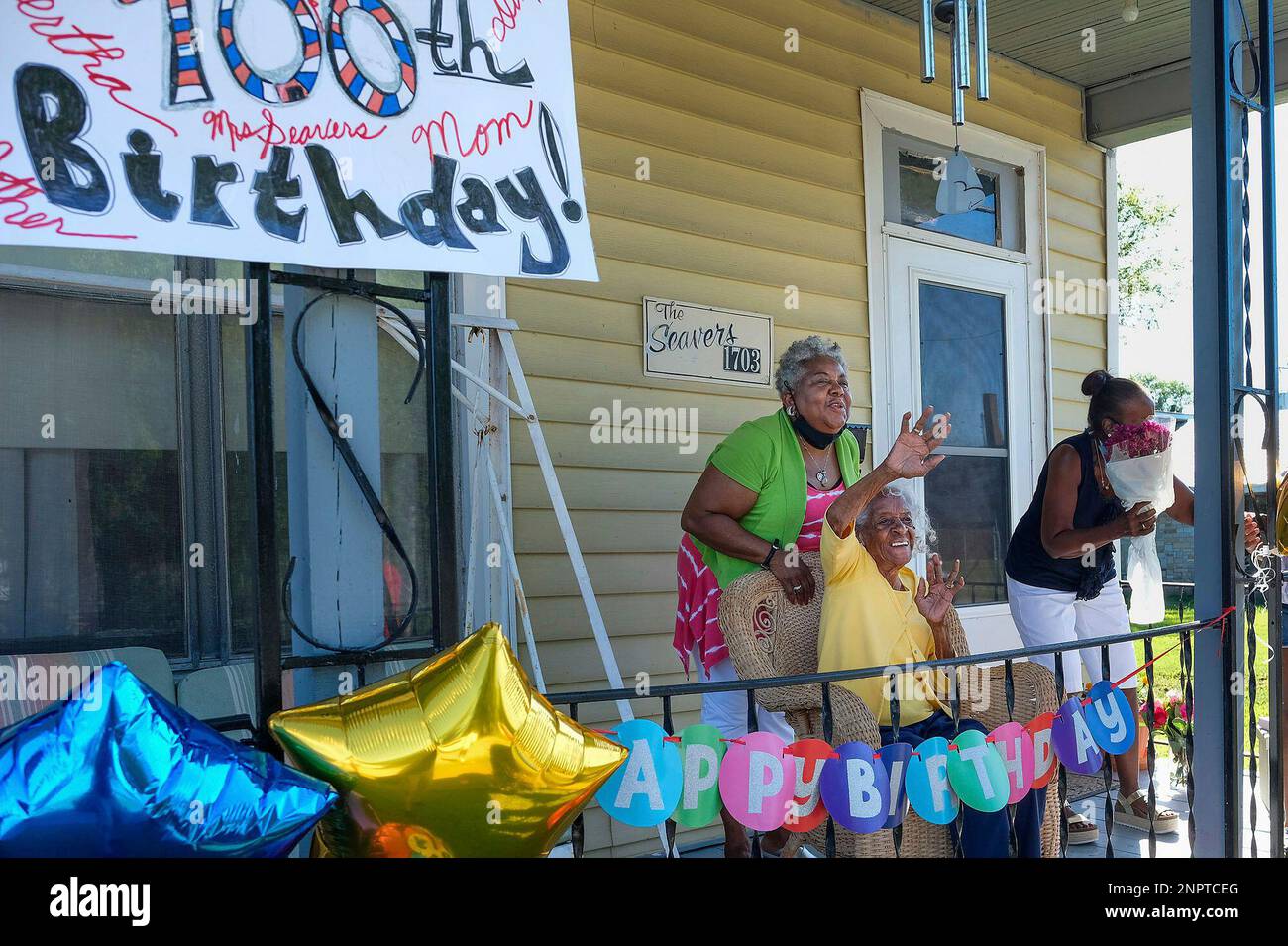 Bertha Seavers waves to well wishers as her daughter, Karla Patton ...