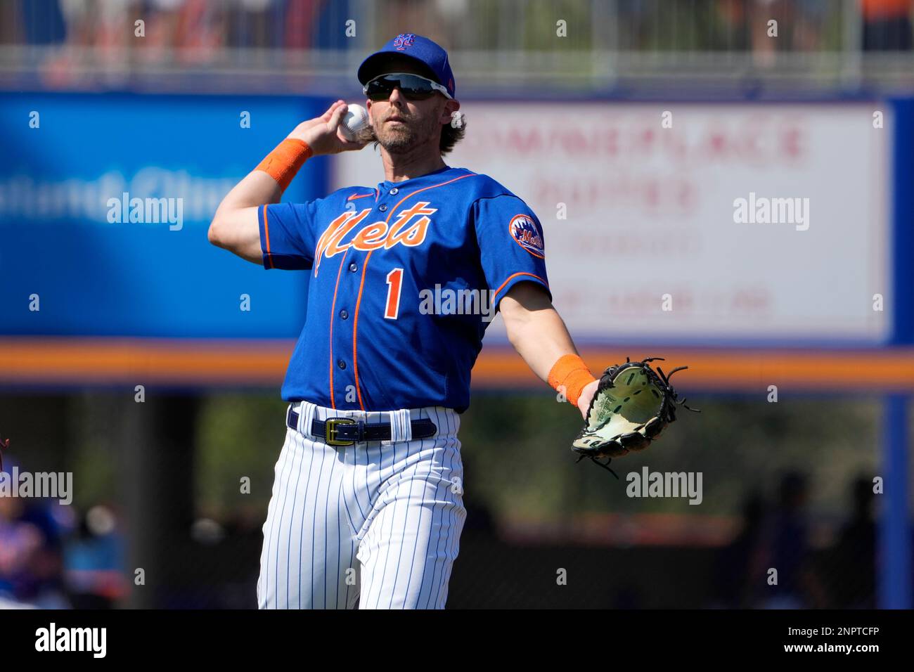 New York Mets second baseman Jeff McNeil warms up for the third inning ...