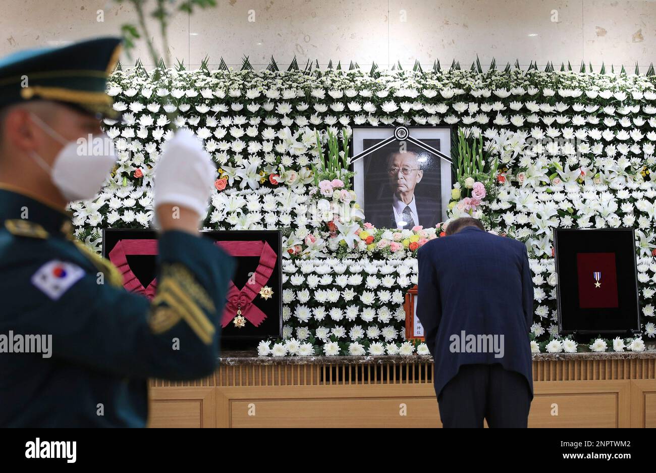 A mourner pays his respects at the mortuary of the late South Korean ...