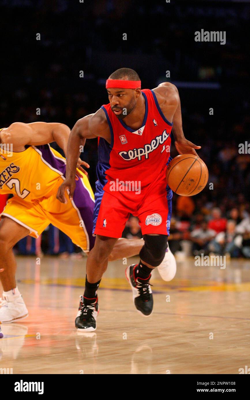 Los Angeles Clippers guard Baron Davis (1) makes a move with the ...