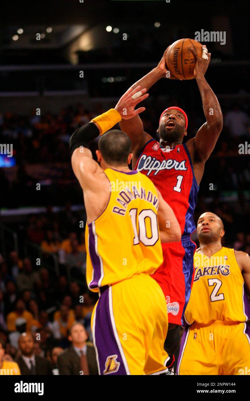Los Angeles Clippers guard Baron Davis (1) makes a move with the ...