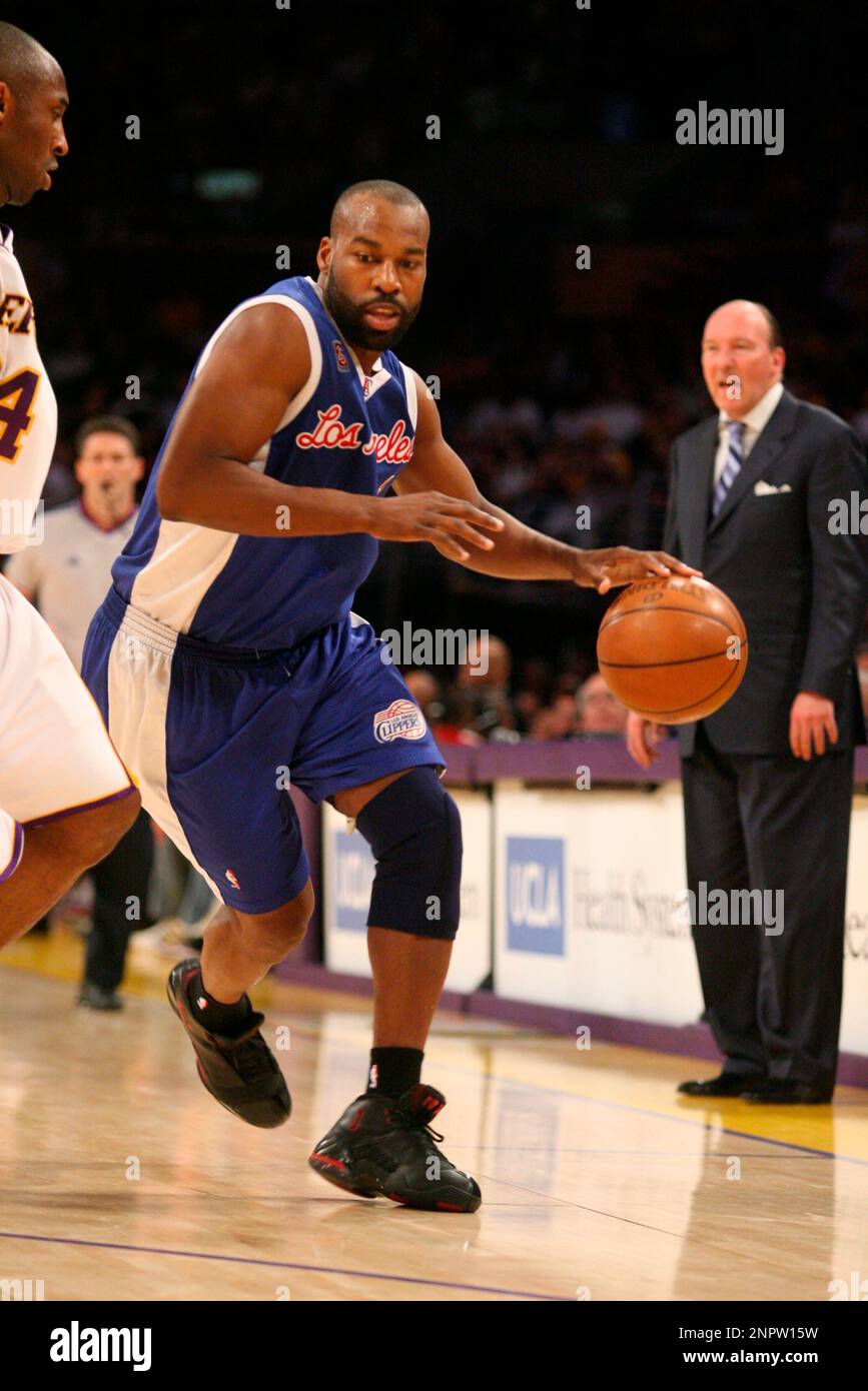 Los Angeles Clippers guard Baron Davis (1) makes a move with the ...