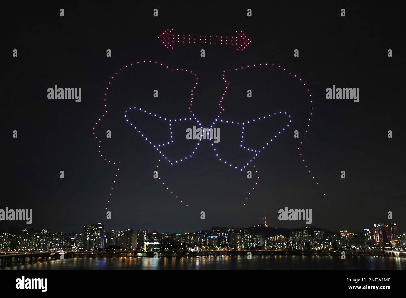 Some 400 drones fly over the Han River showing messages of appreciation ...