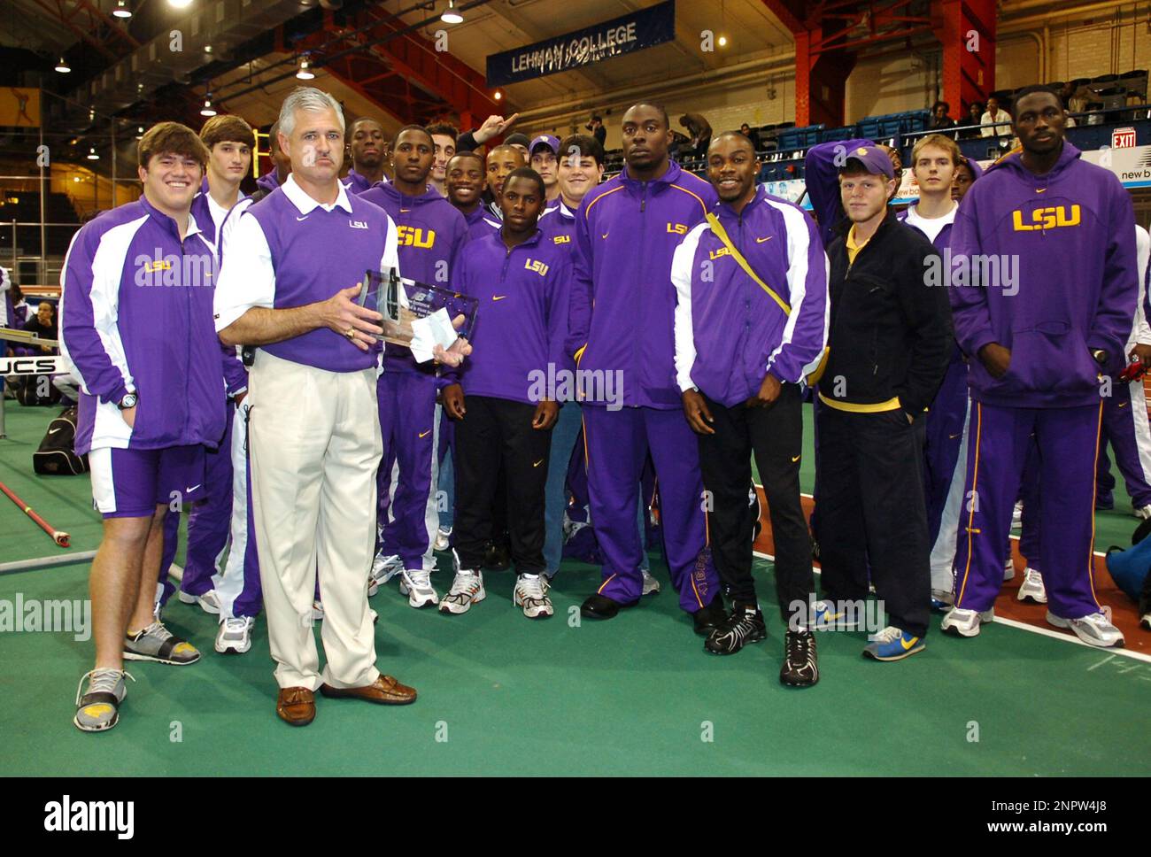 The LSU men and coach Dennis Shaver pose after winnng the team title in ...
