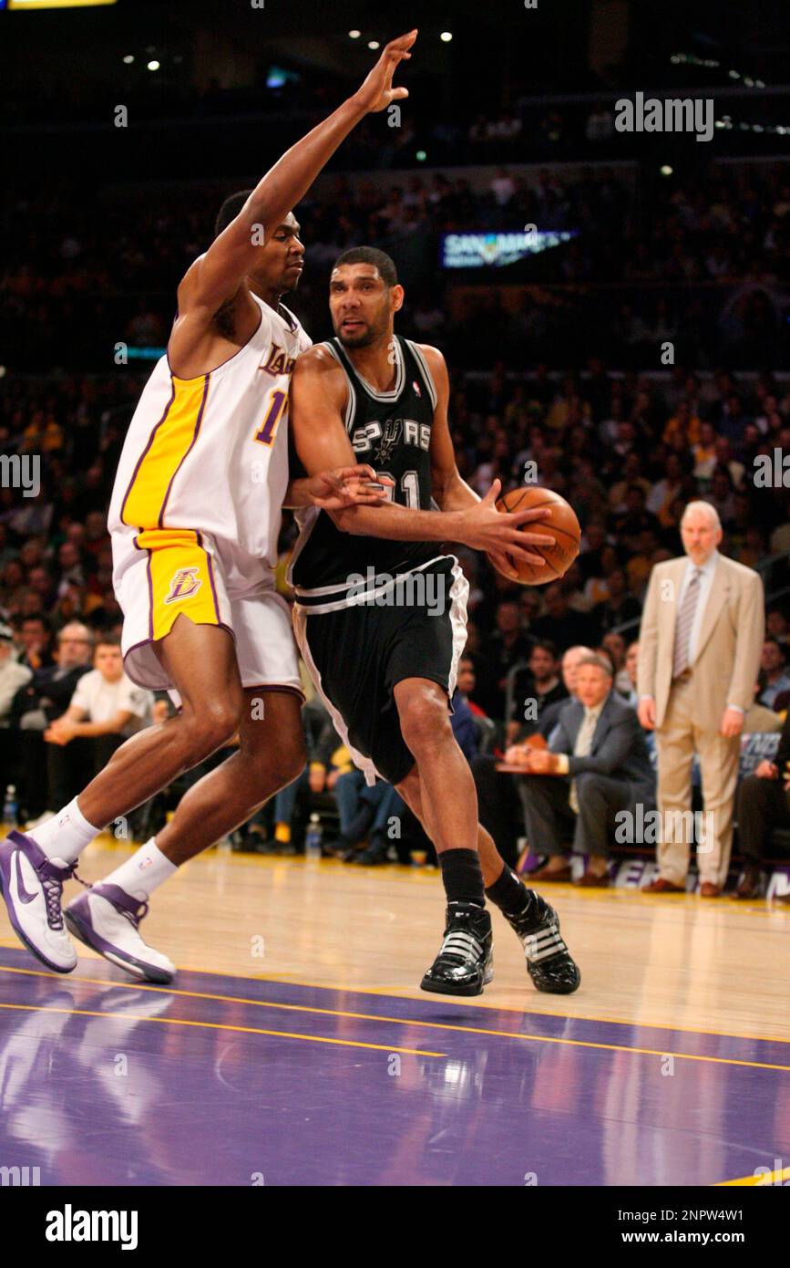 San Antonio Spurs forward Tim Duncan (21) makes a move with the ...
