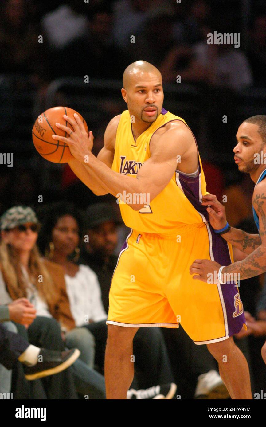Los Angeles Lakers guard Derek Fisher (2) makes a move with the ...