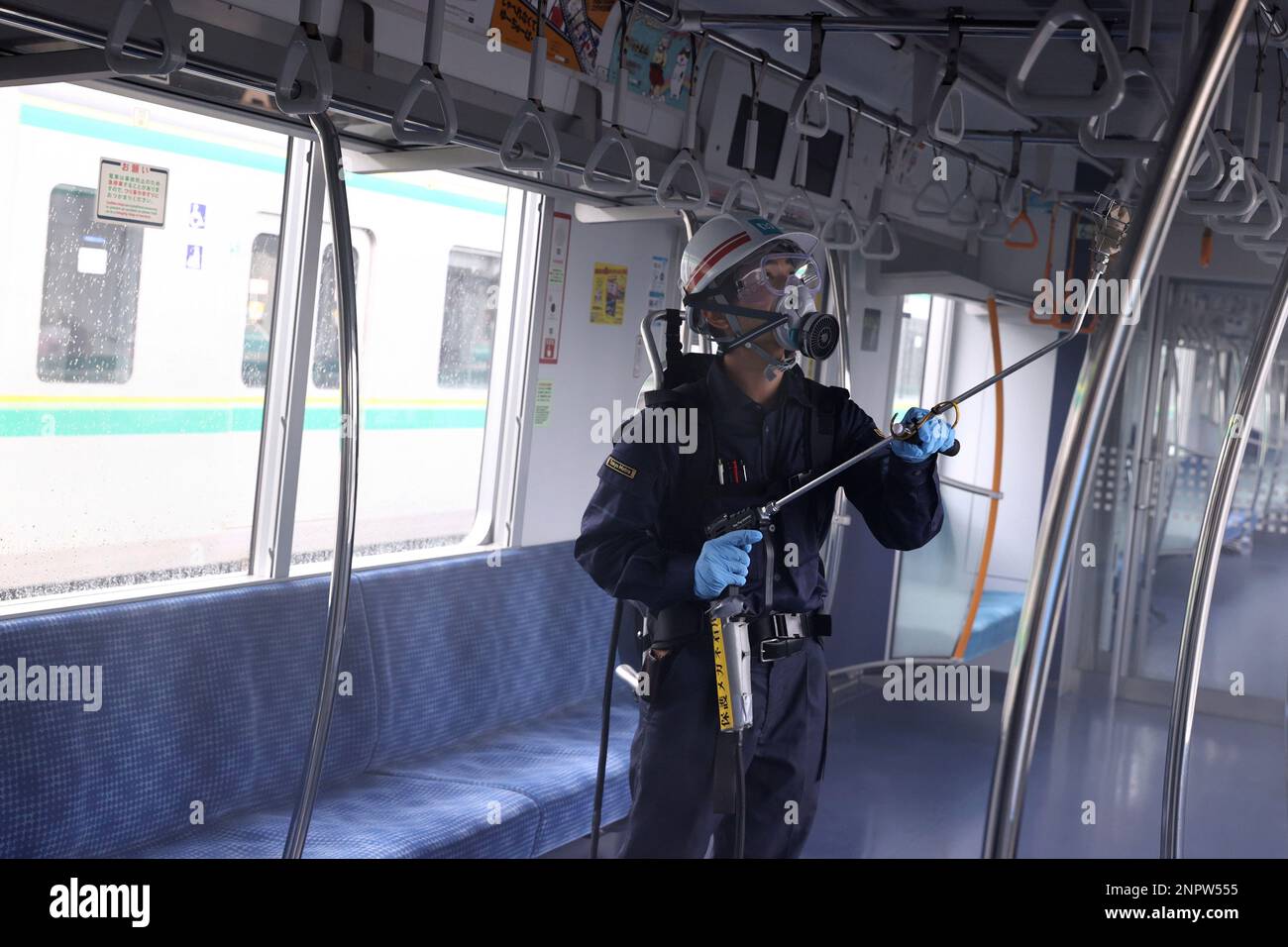 The anti-virus and antibacterial operation is opened to media on subway ...