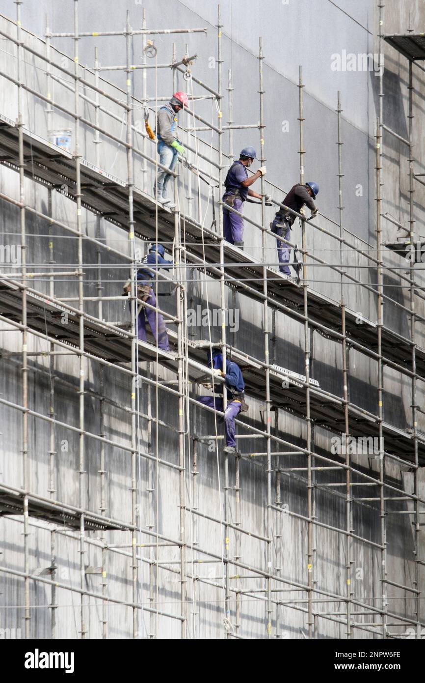 SP - Santos - 07/07/2020 - CIVIL CONSTRUCTION - Workers working on the ...