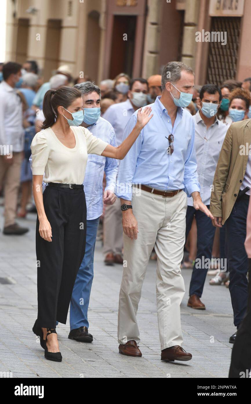 The King and Queen of Spain, Don Felipe VI and Doña Letizia, greet the ...