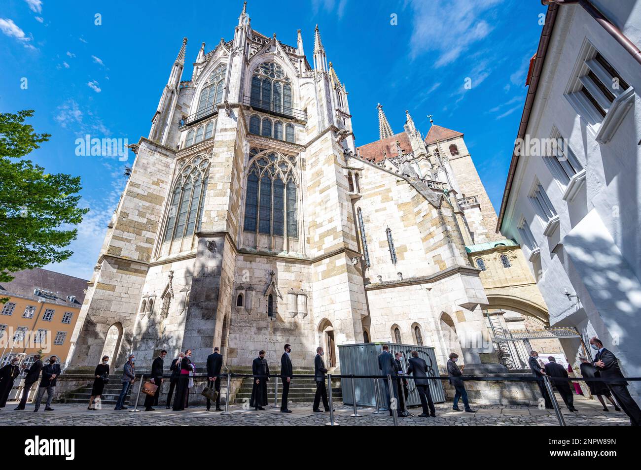 Guests of the funeral service for Priest Georg Ratzinger line up in ...