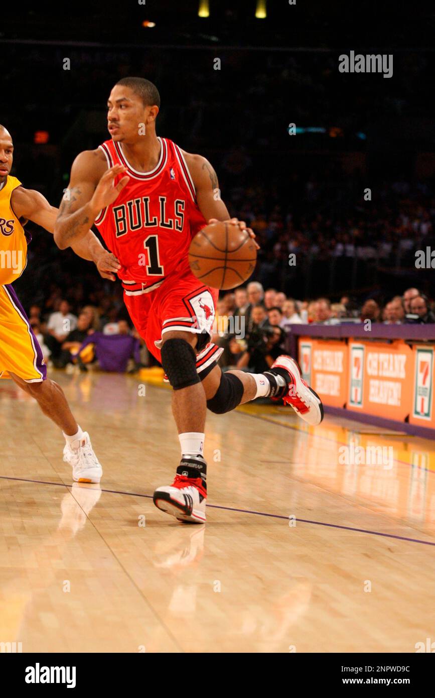 Chicago Bulls guard Derrick Rose (1) makes a move with the basketball ...