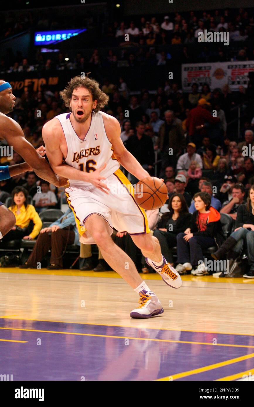 Los Angeles Lakers center Pau Gasol (16) makes a move with the ...