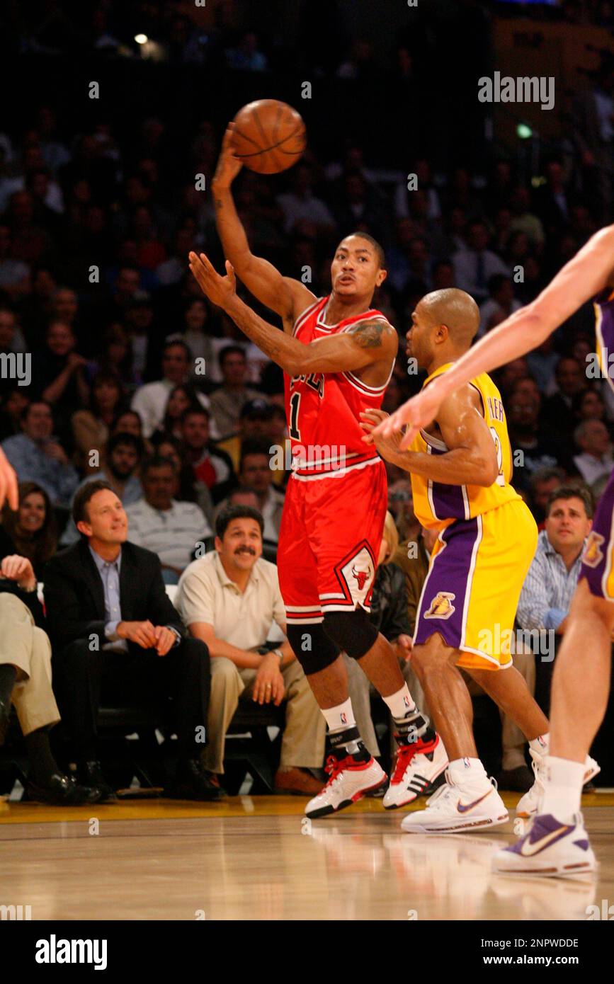 Chicago Bulls guard Derrick Rose (1) makes a move with the basketball ...