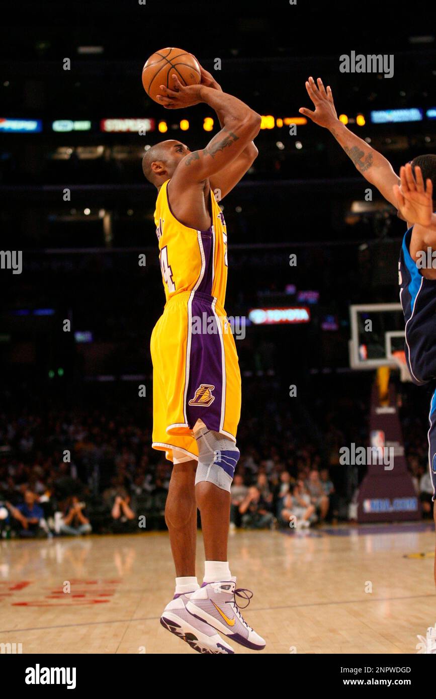 Los Angeles Lakers guard Kobe Bryant (24) makes a move with the ...