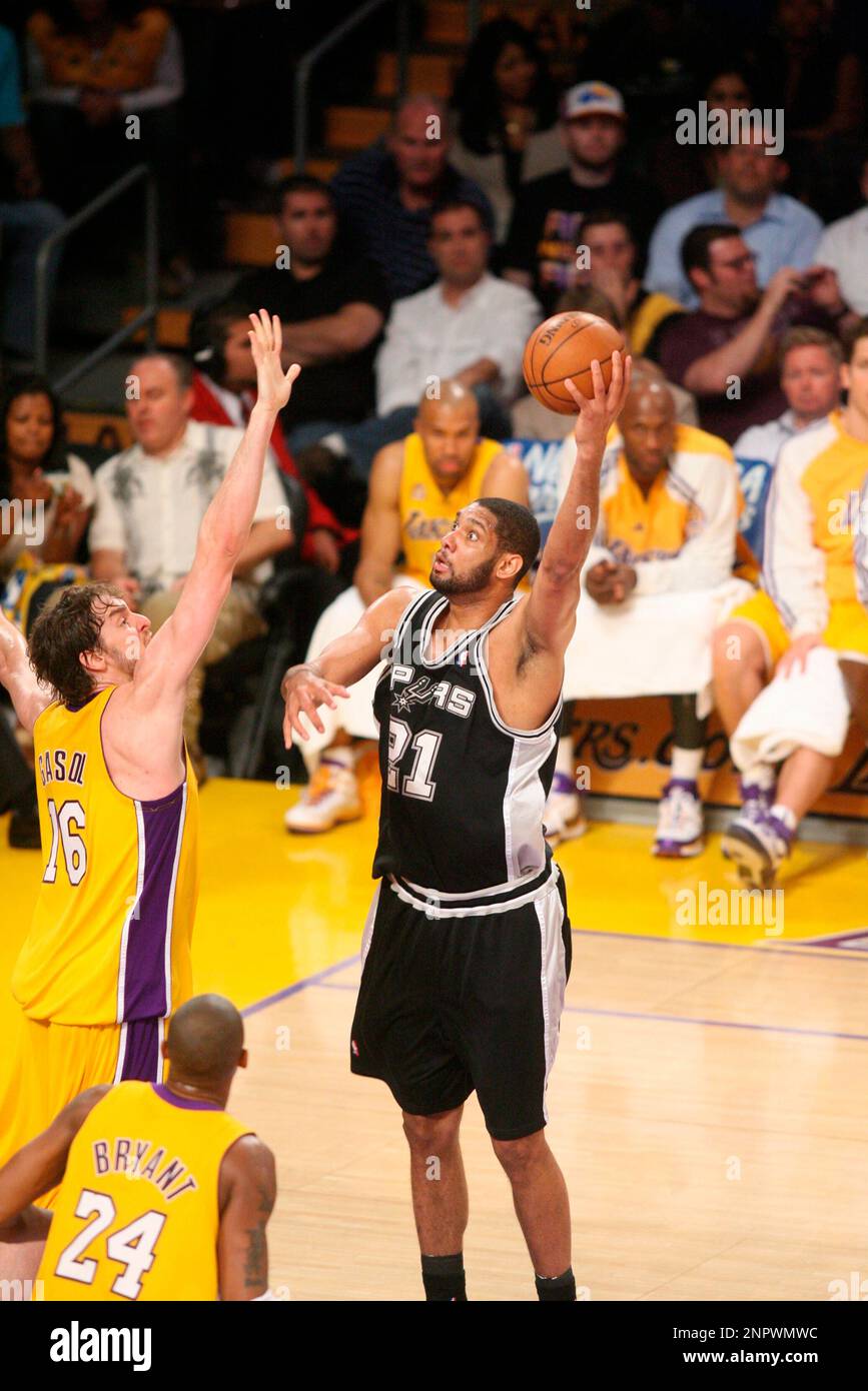San Antonio Spurs forward Tim Duncan (21) makes a move with the ...