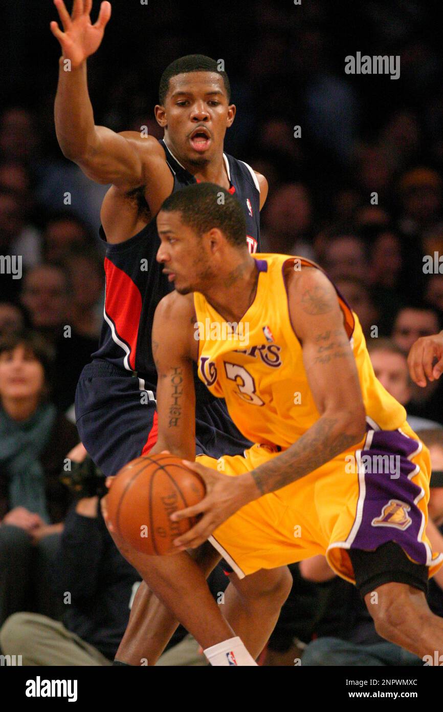 Los Angeles Lakers forward Trevor Ariza (3) makes a move with the ...