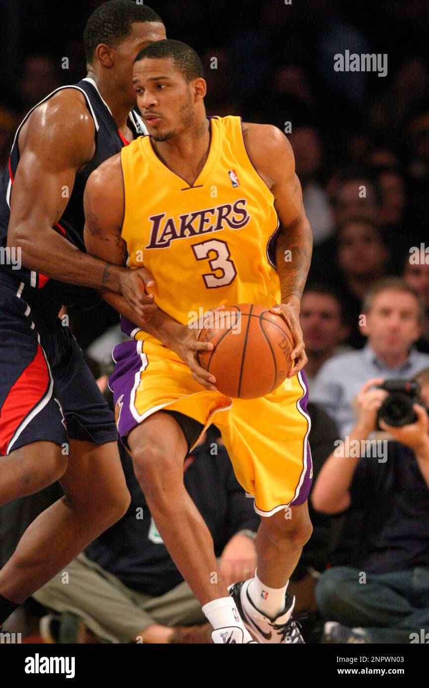 Los Angeles Lakers forward Trevor Ariza (3) makes a move with the ...