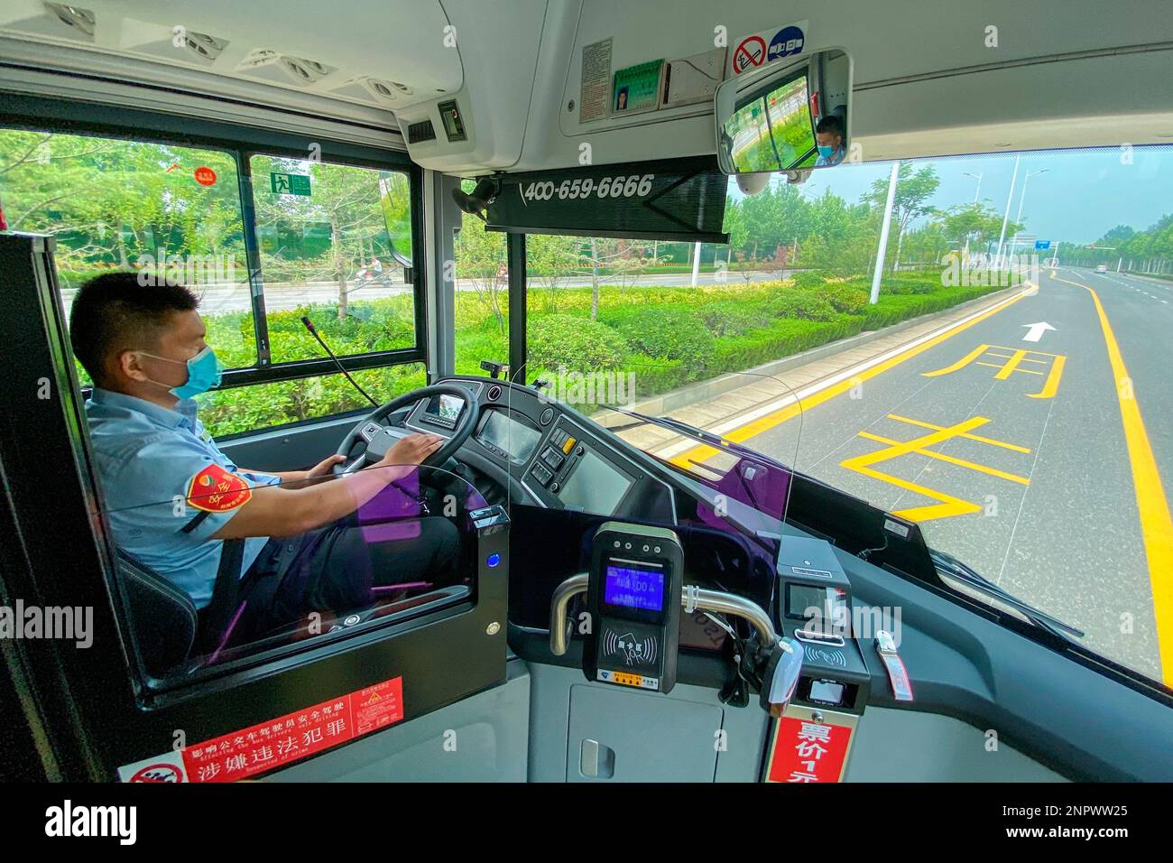 An electric L3 autonomous bus runs on its 17.4km route in Zhengzhou ...