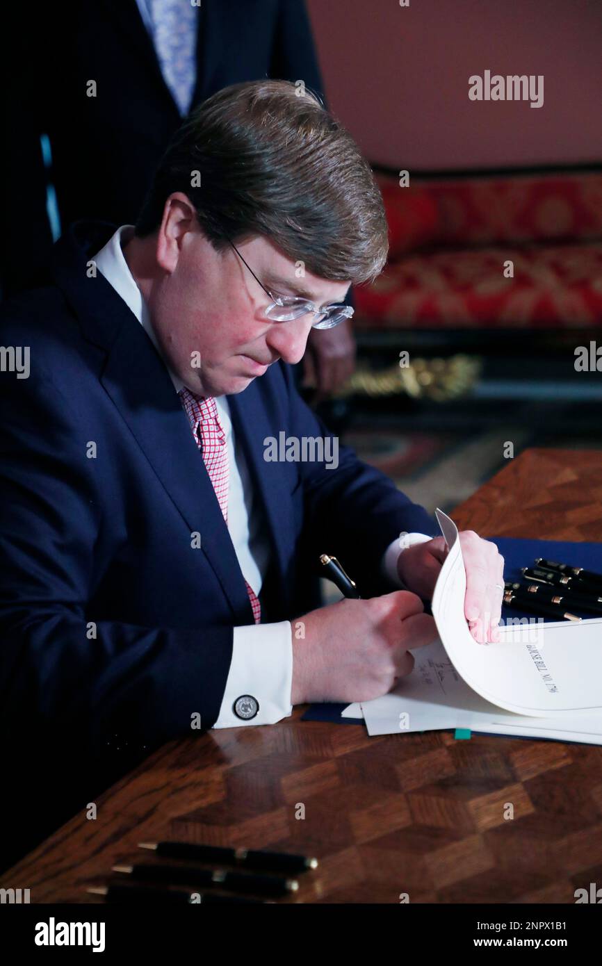 Mississippi Republican Gov. Tate Reeves signs the bill retiring the ...