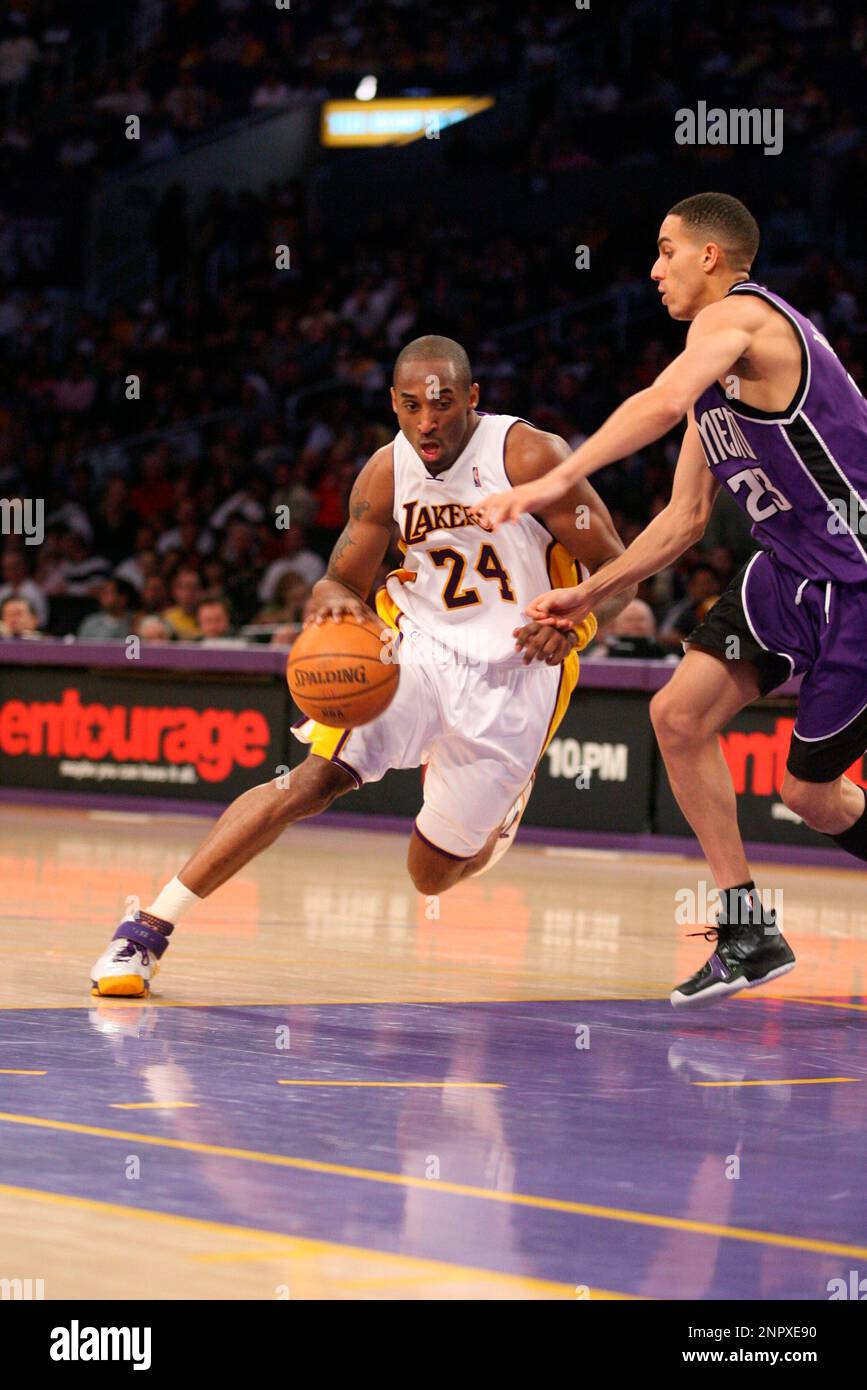 Los Angeles Lakers guard Kobe Bryant (24) makes a move with the ...