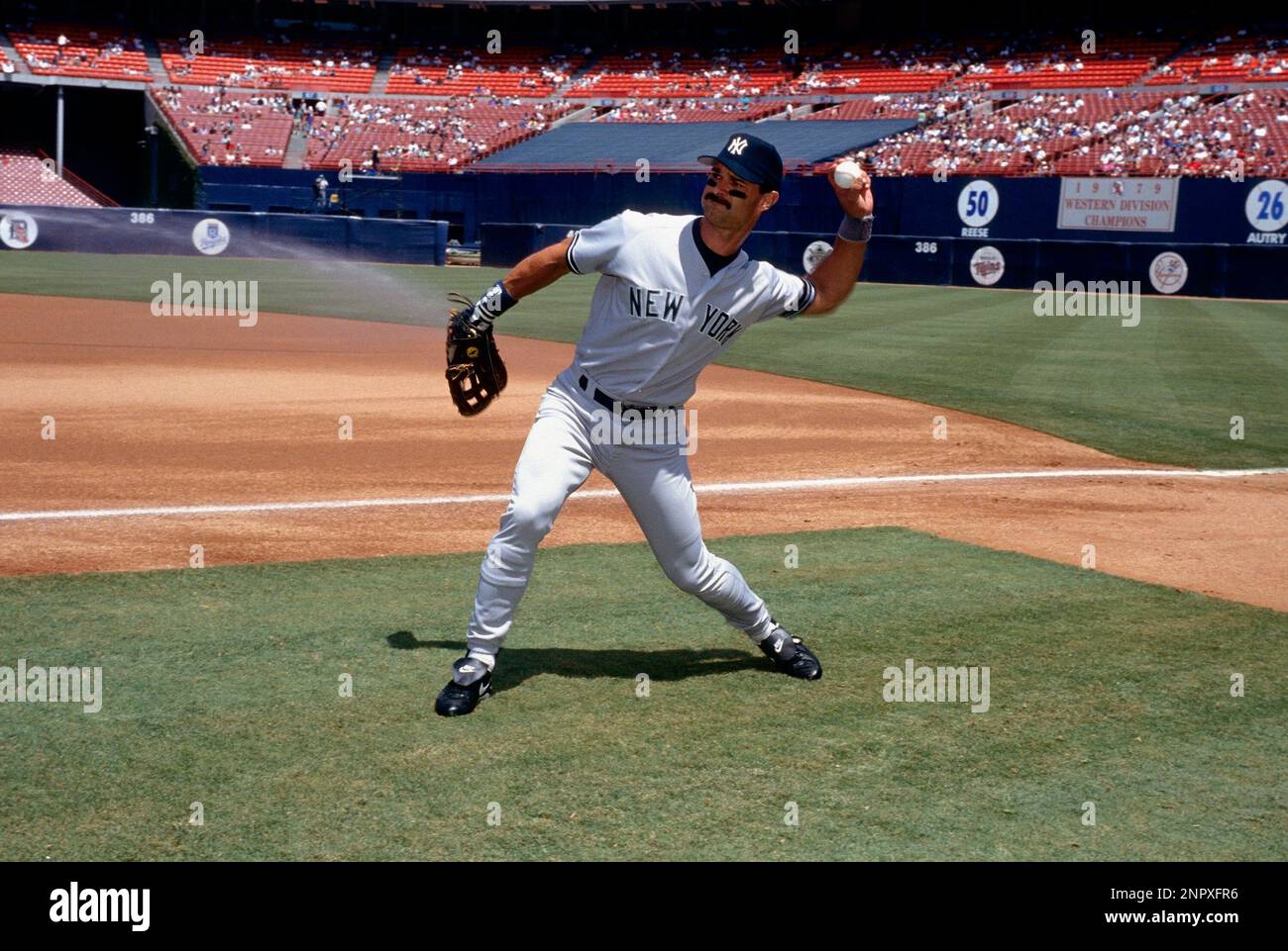 20 Aug. 1995: New York Yankees first baseman Don Mattingly (23) warming ...