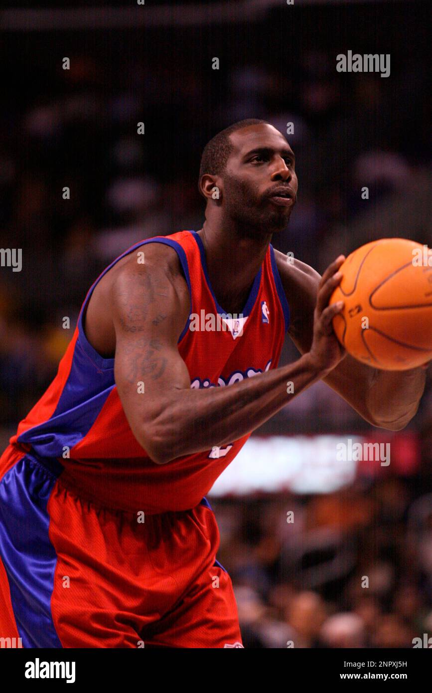 Los Angeles Clippers forward Tim Thomas (2) makes a move with the ...