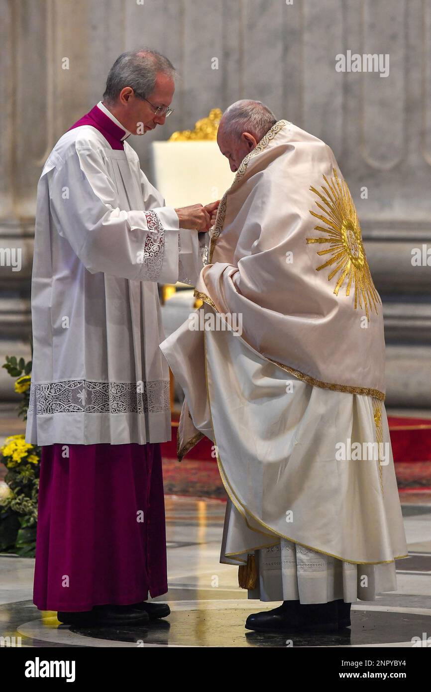 Mons. Guido Marini, the Vatican master of liturgical ceremonies, left ...