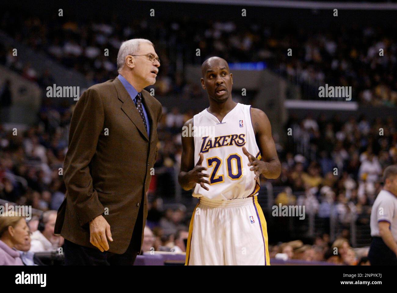 Los Angeles Lakers guard Gary Payton (20) talks with Lakers head coach Phil Jackson against the ...