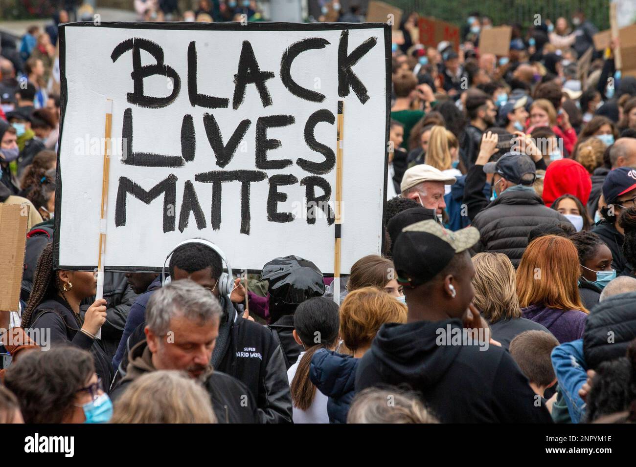 Several thousand demonstrators take part in an anti-racism ...